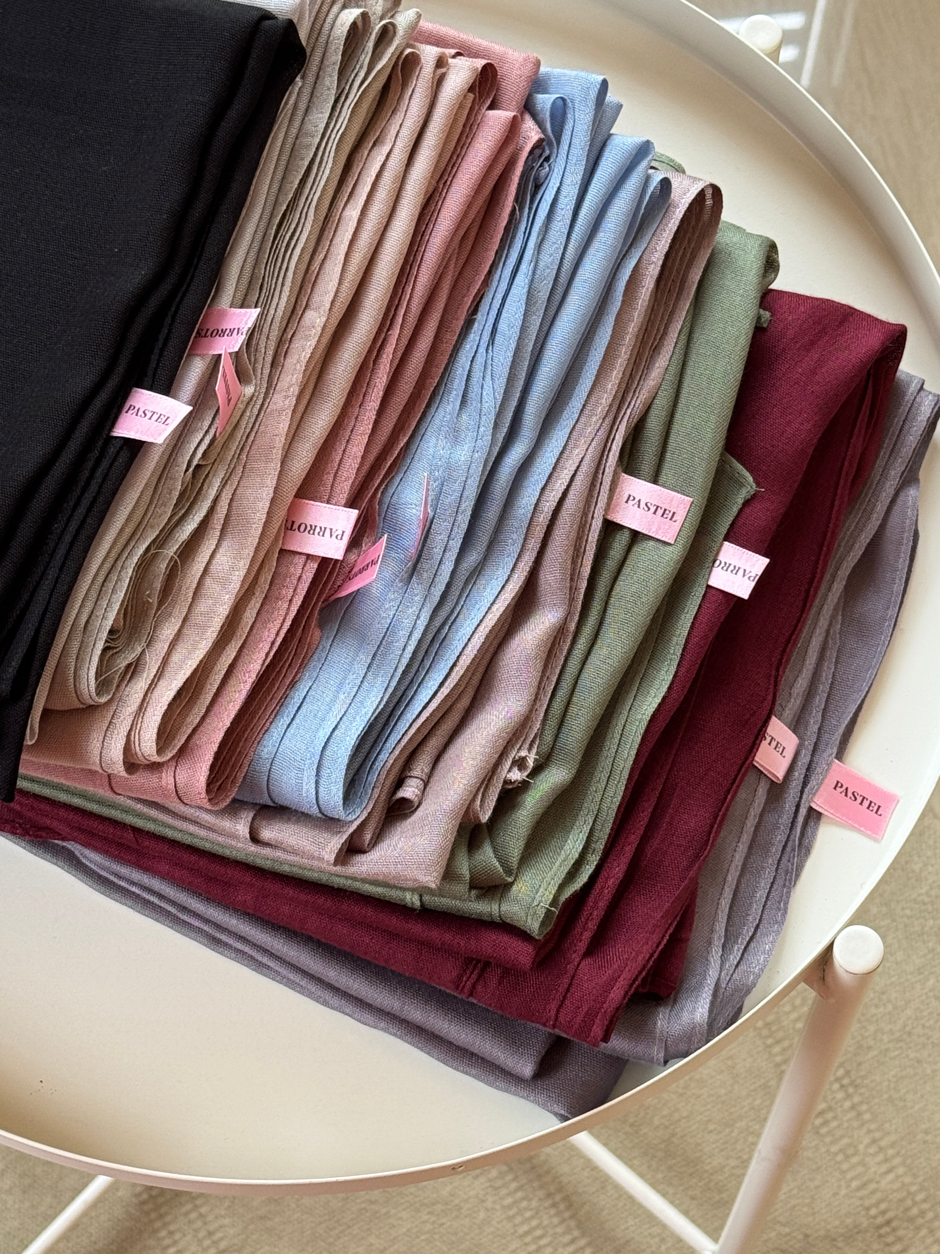 SIGNATURE MODAL – PASTEL PARROTS